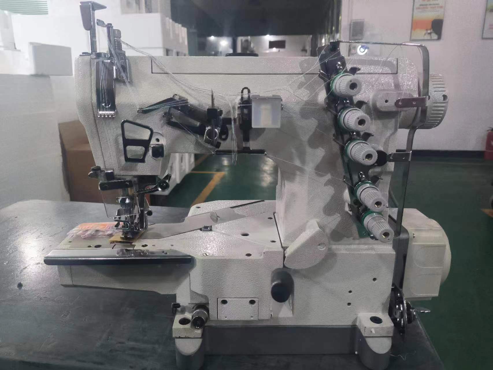 Sewkey direct drive small flat bed interlock sewing machine