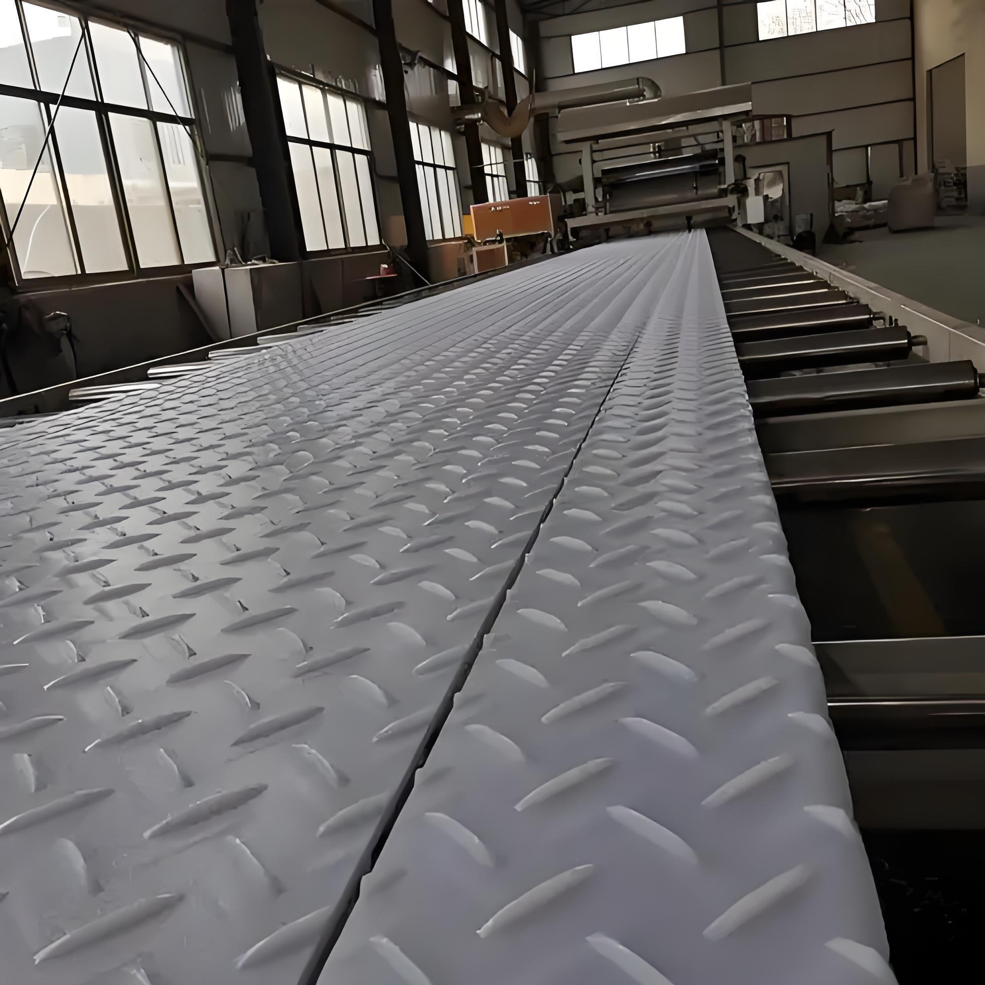 PE paving board extruder