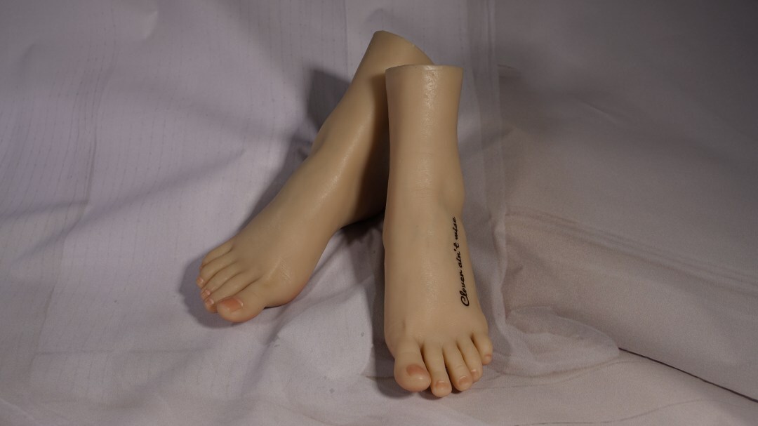 KnowU One Left Or Right Lifelike Silicone Female Legs Feet Mannequin ...