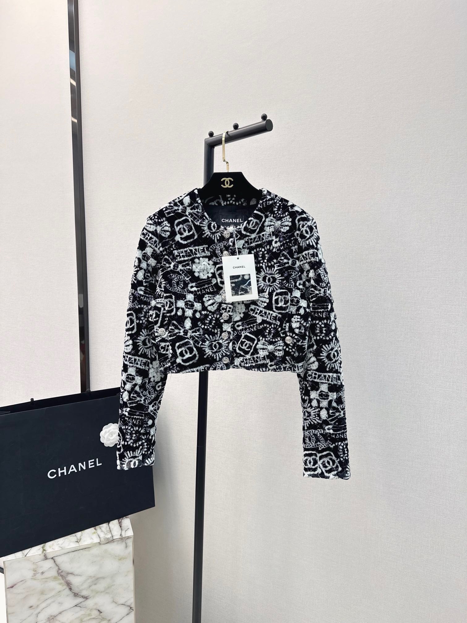 IMS240150 CHANEL 2024 New COCO Neige Ski Collection Coat for sale at ...