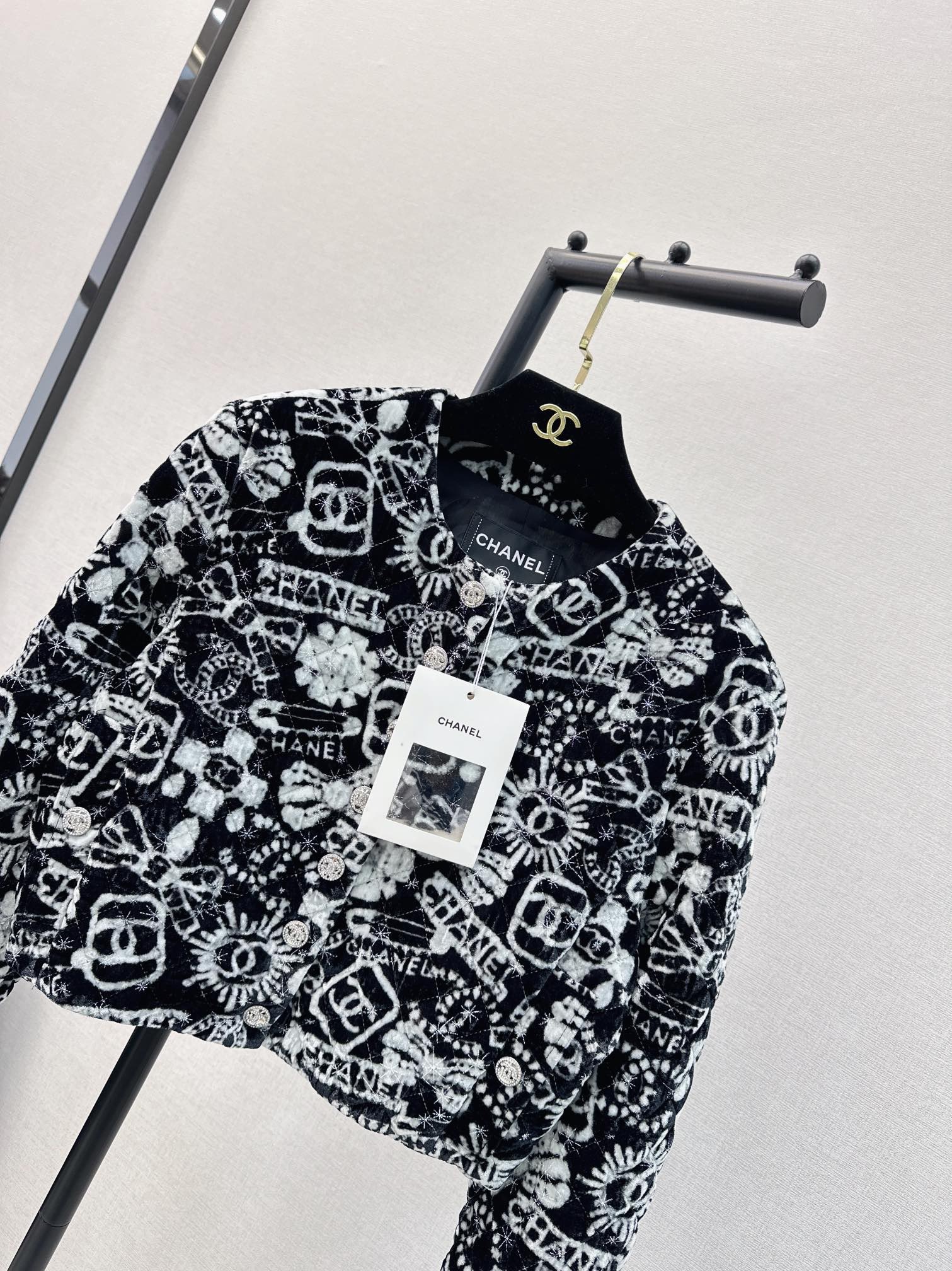 IMS240150 CHANEL 2024 New COCO Neige Ski Collection Coat for sale at ...