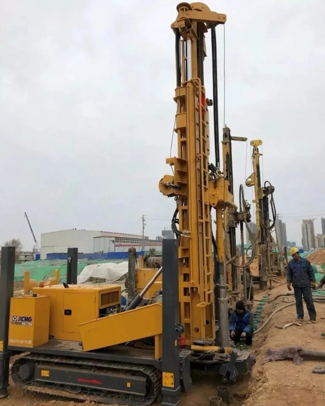 China famous XCMG 700m Deep XSL7/350 Mobile Crawler Water Well Drilling ...